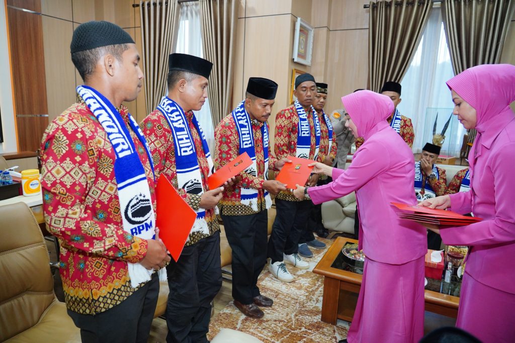 Kapolda Sultra berikan Reward Umrah kepada Personel Polri dan ASN Polda ...